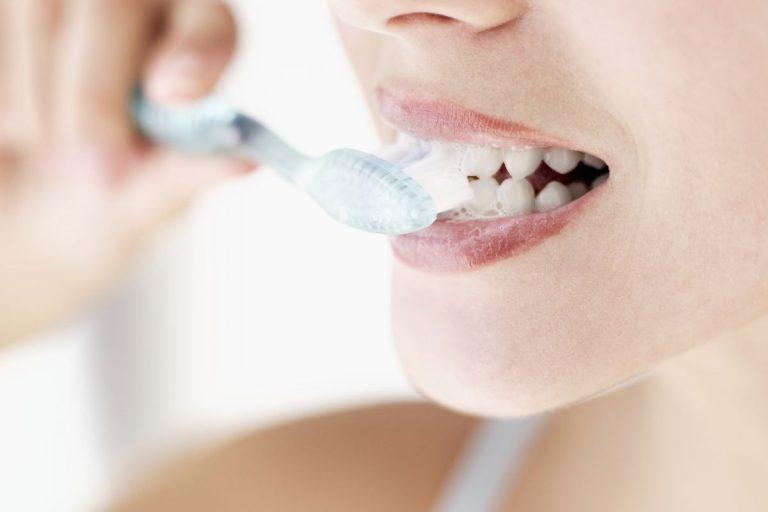 Šios klaidos prieš valant dantis daro daugiau žalos nei saldumynai ...